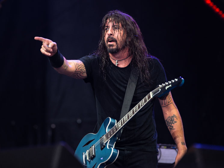 Watch Dave Grohl Fall Off the Stage at the First Foo Fighters Show of ...