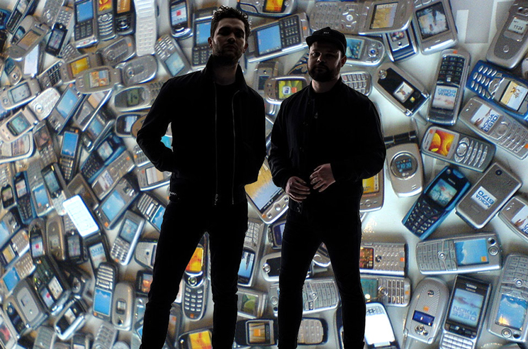 Some Guy Stole over 50 Phones Using Swimsuit at a Royal Blood Show ...