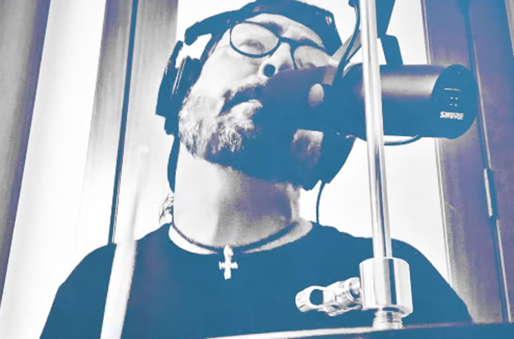 Here's Dave Grohl Covering Everyone's Favourite Peaches Song │ Exclaim!