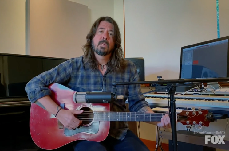 Watch Dave Grohl Perform "My Hero" for Frontline Workers │ Exclaim!