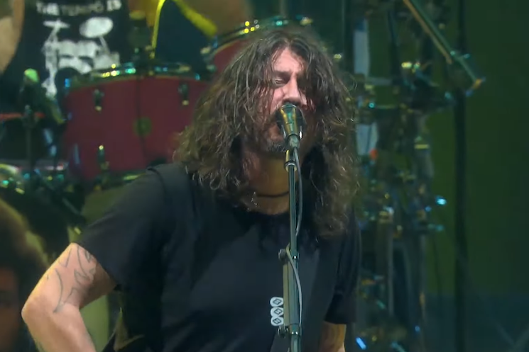 Watch Dave Grohl Do the Charli XCX "Apple" Dance with His Daughter ...