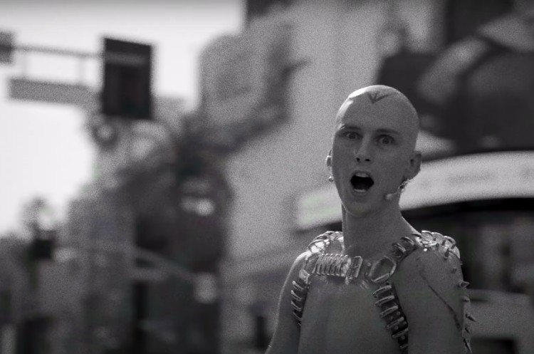 Machine Gun Kelly Wigs Out in "papercuts" Video │ Exclaim!