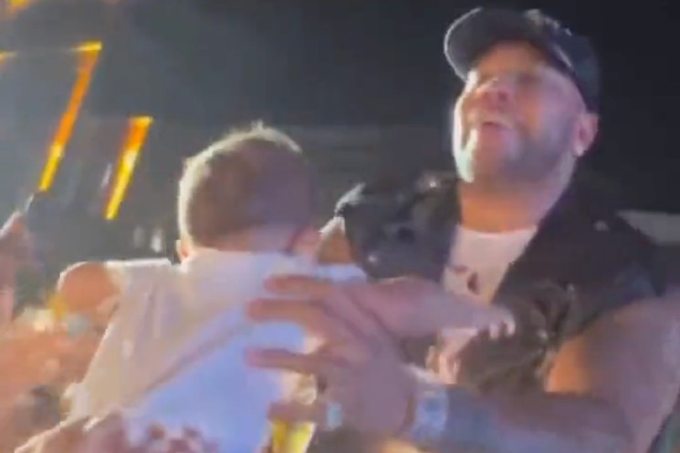 Baby Gets Crowd-Surfed at Flo Rida Concert for Some Reason │ Exclaim!