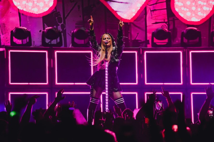 Avril Lavigne Brought a Complicated Star Power to Calgary │ Exclaim!