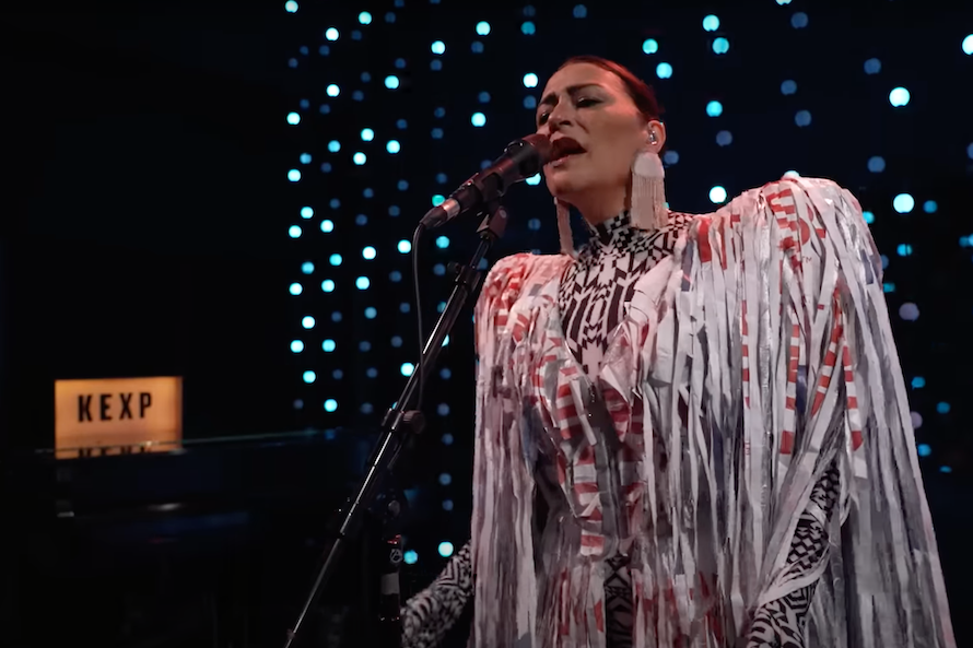 Watch Elisapie Mesmerize at KEXP │ Exclaim!
