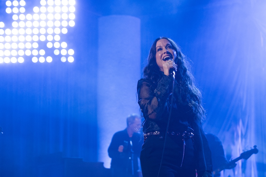 Alanis Morissette Performs "Ironic" on 'Everybody's Live with John ...