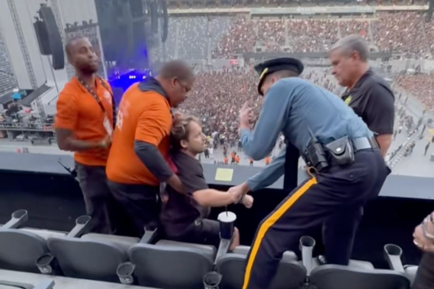 Freak Ejected from Korn Concert for Jerking Leash │ Exclaim!